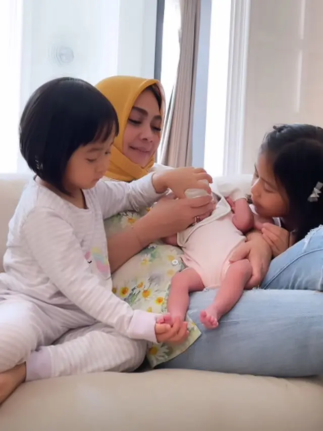 Gaya Modis Mama Rieta Amilia yang Ikut Bantu Nagita Slavina Momong Baby Lily - Fashion Fimela.com