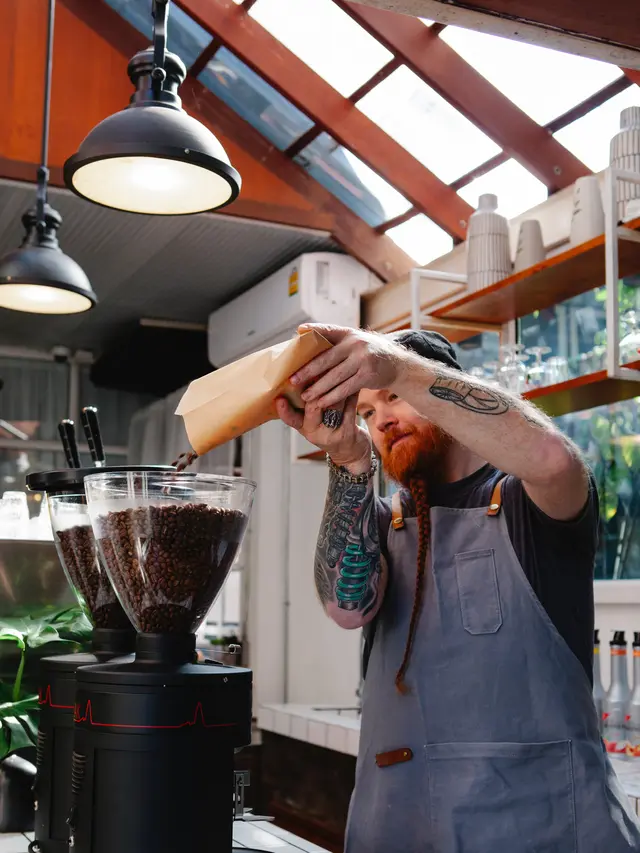Pengertian Barista adalah Ahli Peracikan Kopi, Pahami Tugas dan ...