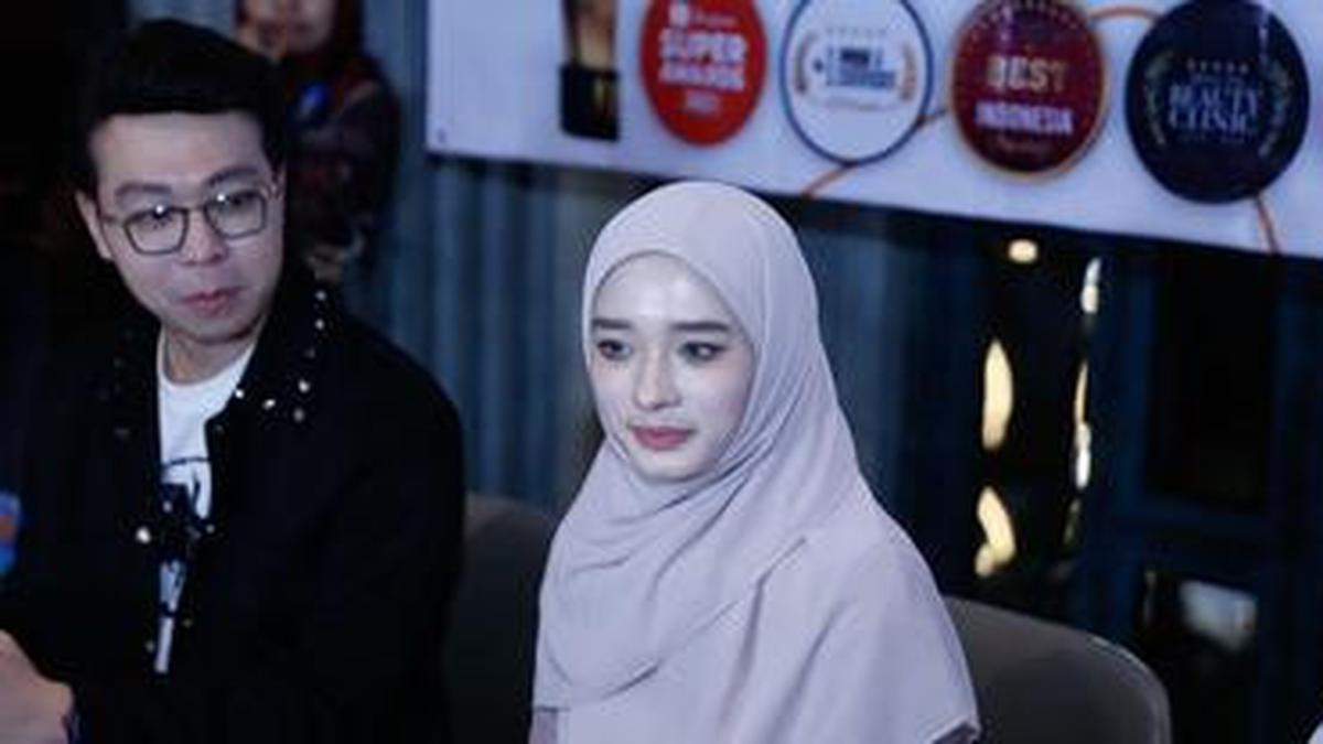 Inara Rusli Putuskan Lepas Cadar Bagaimana Hukum Wanita Buka Cadar Dalam Islam Islami