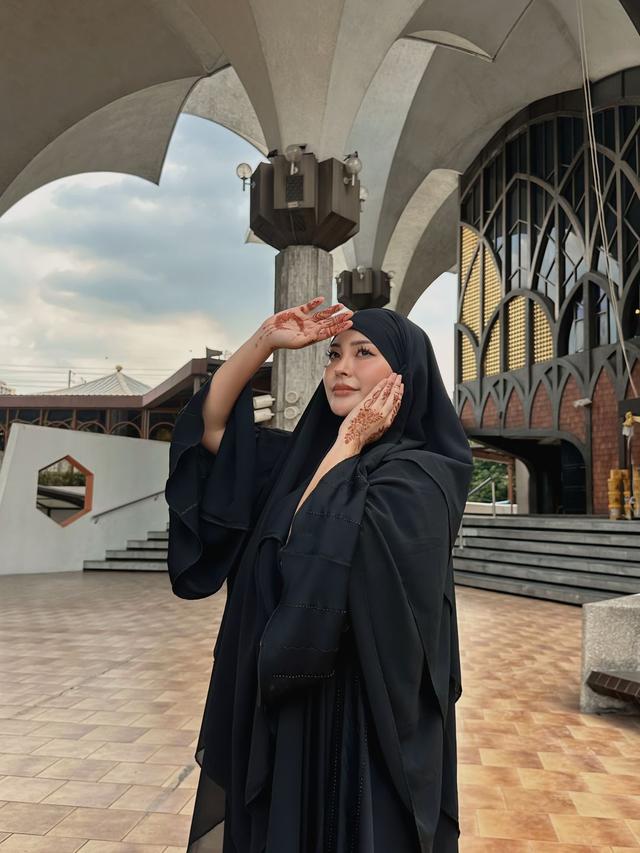 7 Potret Kae Asakura ‘Rae Lil Black’ Masuk Islam, Sudah Salat dan Puasa ...