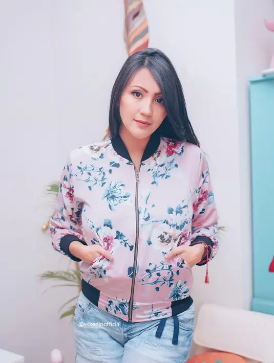 Sharena Delon Berbagi Tips Agar Tak Tertipu Kosmetik Palsu - Photo ...