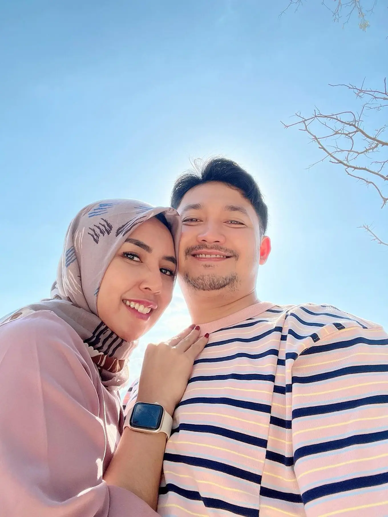 Potret Angga Wijaya yang Disebut Makin Bahagia Pasca Menikah Lagi ...