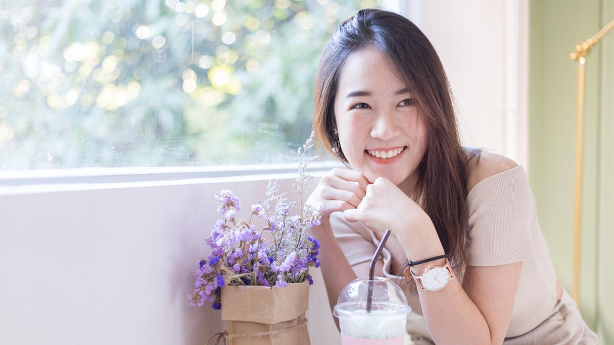 5 Ciri-ciri Perempuan Sedang Jatuh Cinta, Tampak Ekspresif Sekali ...