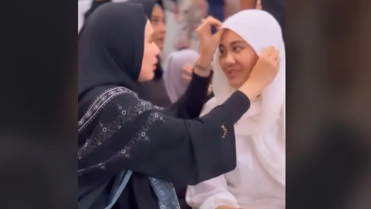 Viral Kartika Putri Ajari Aaliyah Massaid Pakai Hijab, Warganet: Dia Mau Dibimbing, Kelihatan Ga ...