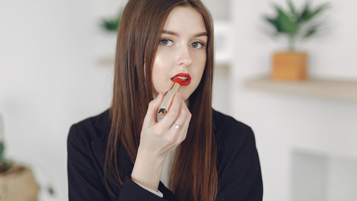 6 Tips Aplikasi Makeup Berry Lips dengan Neutral Eyes untuk Aura ...