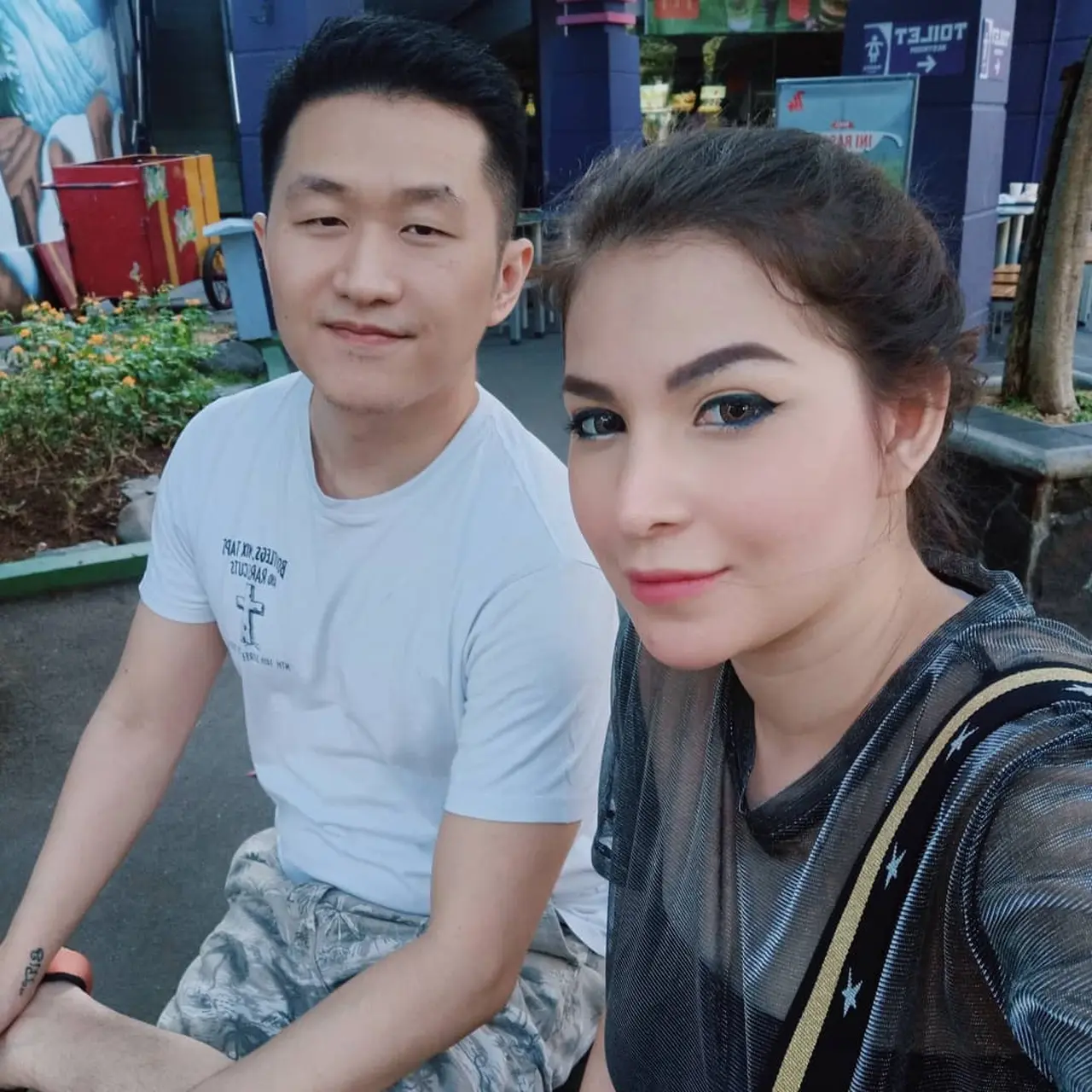 8 Tahun Menikah, Ini 6 Potret Deasy Bouman 'Kejar Tayang' dan Suami ...