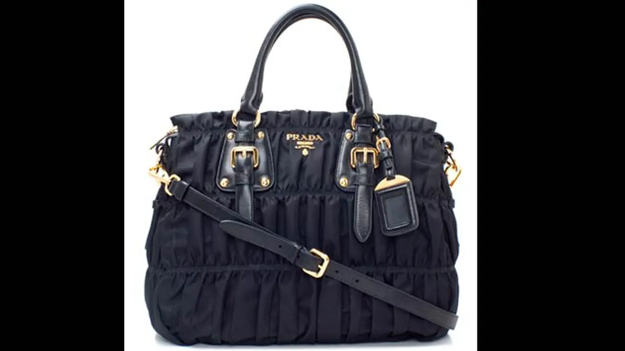 Kesan Angkuh Bikin Tas Prada Jadi yang Termahal di Dunia - Bisnis ...