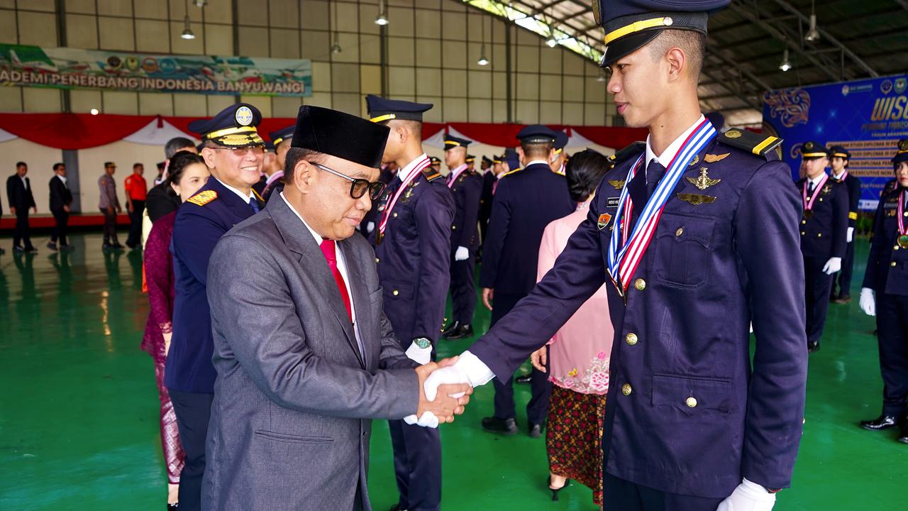 Wabup Mujiono Ajak Lulusan Akademi Penerbangan Banyuwangi Jadi Pelopor ...