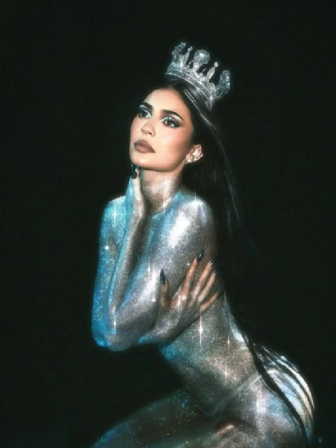 Kylie Jenner Tampil Bermahkota Rancangan Desainer Indonesia, Rayakan 1 ...