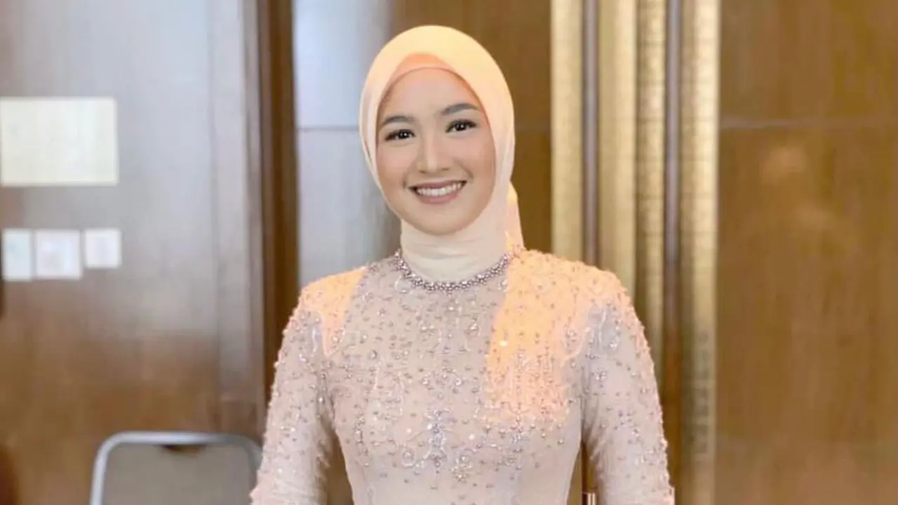 Menampilkan Keanggunan dengan Baju Kurung Kebaya Ala Indah Nada Puspita ...