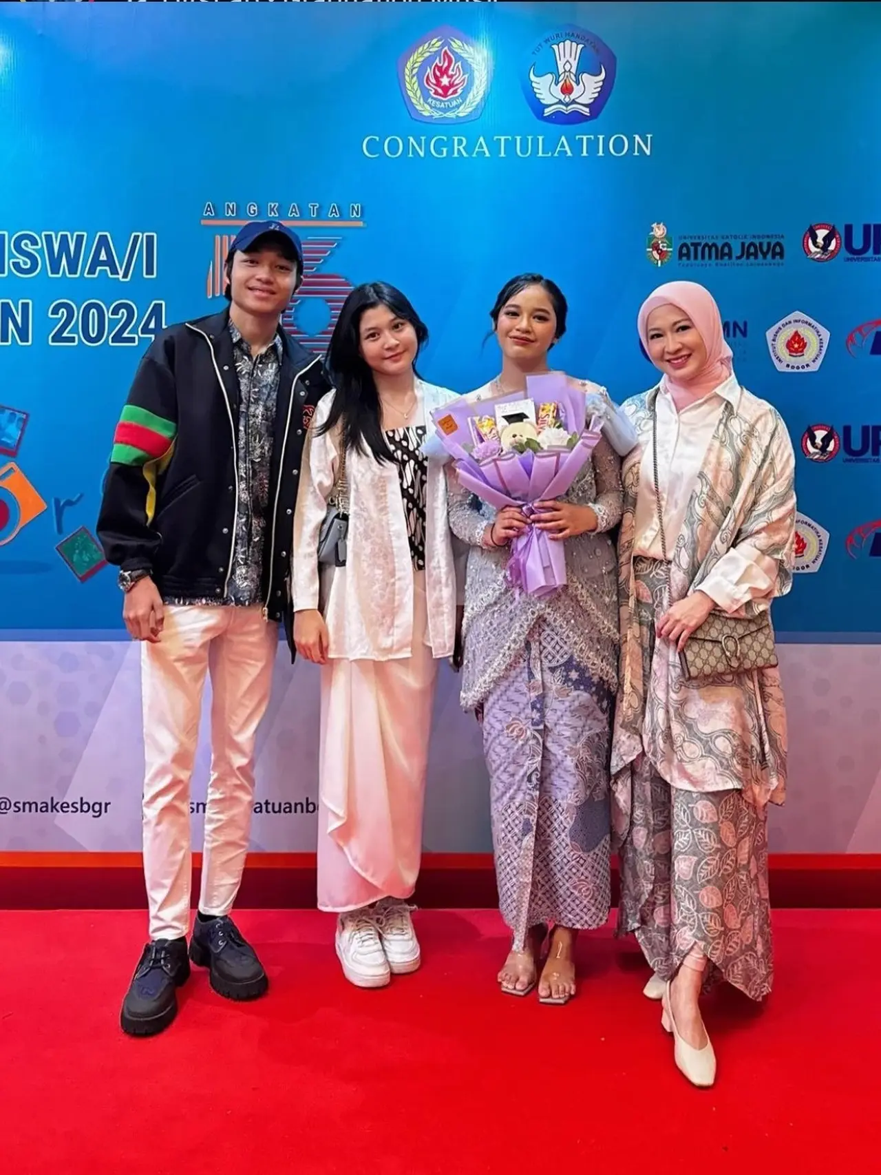 7 Potret Wisuda Shakiena Azalea Putri Pasha Ungu, Dihadiri Pacar dan ...