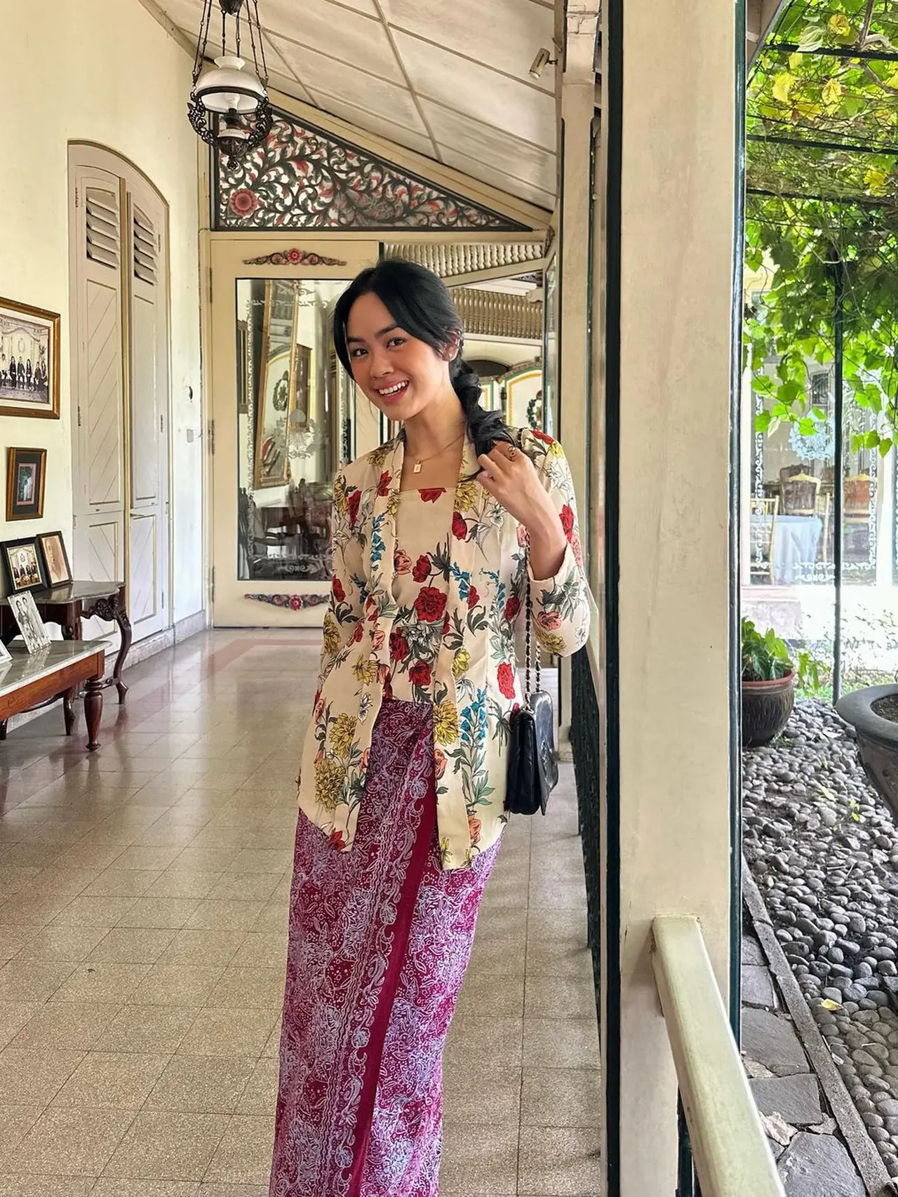 5 Potret Santai Rania Yamin dengan Kebaya, Inspirasi Fashion Harian - Hot Liputan6.com