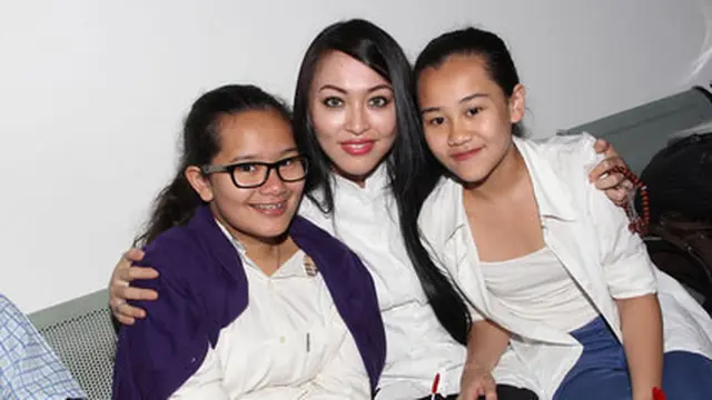 6 Potret Lawas Kebersamaan Aaliyah Massaid dan Angelina Sondakh, Bak ...