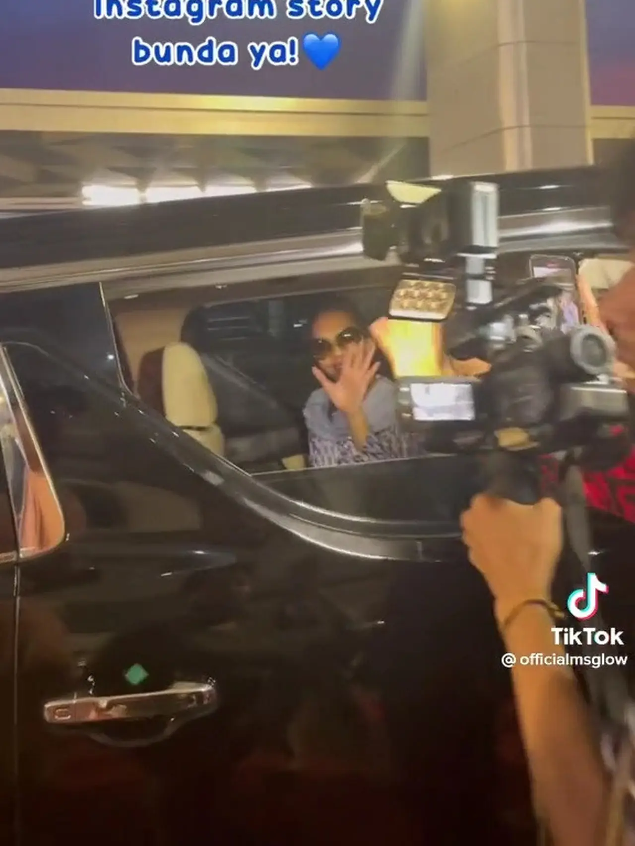 6 Potret Detik-Detik Kedatangan Bunda Corla di Indonesia, Gelar Jumpa Fans - Hot Liputan6.com