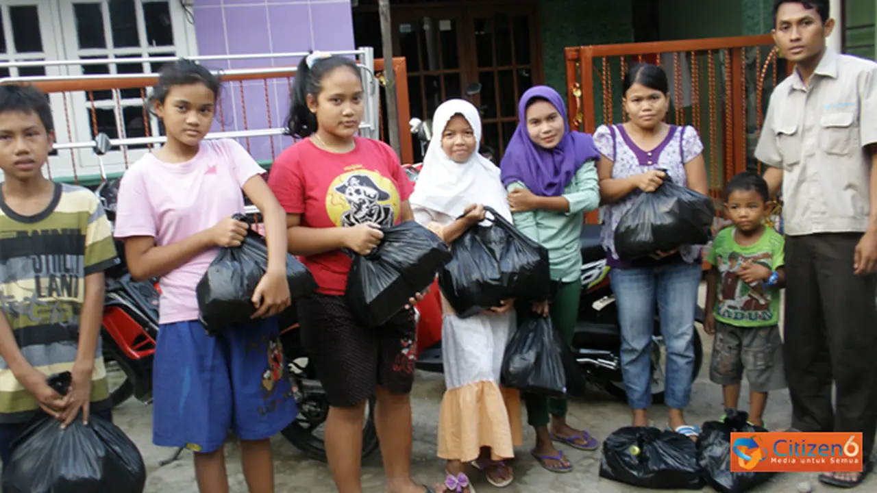 Karyawan Bagikan Paket Sembako ke Anak Yatim dan Jompo - Citizen6 Liputan6.com