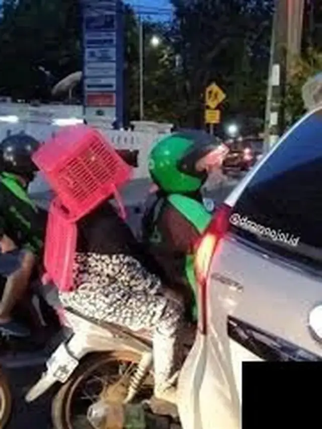 6 Potret Emak-Emak di Lampu Merah Bikin Tepuk Jidat, Penguasa Jalanan Beraksi - Hot Liputan6.com