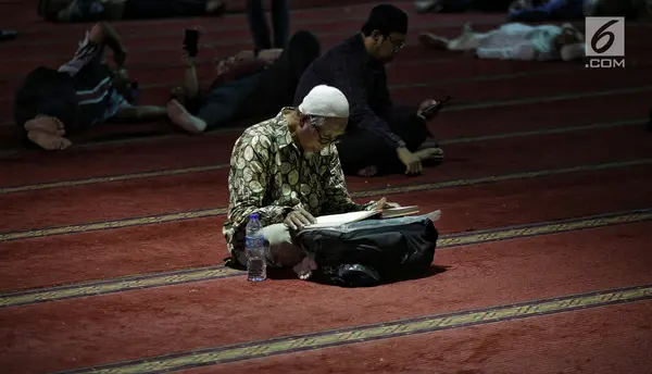 Sholat Isya Jam Berapa Hari Ini? Ketahui Batas Waktu Pelaksanaannya ...