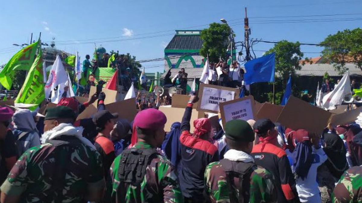 Demo Buruh di Surabaya Selesai Usai Kesepakatan 4 Poin dengan DPRD ...