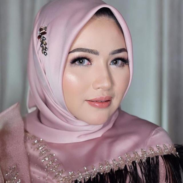 6 Pesona Juliana Evawati, Anggota DPRD Surabaya Termuda Periode 2019-2024 - Surabaya Liputan6.com