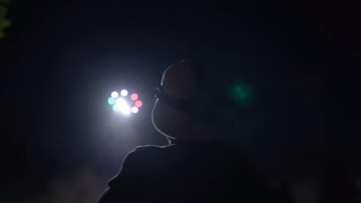Pasang Lampu LED 1000 Watt, Drone Ini Jadi Mirip UFO!