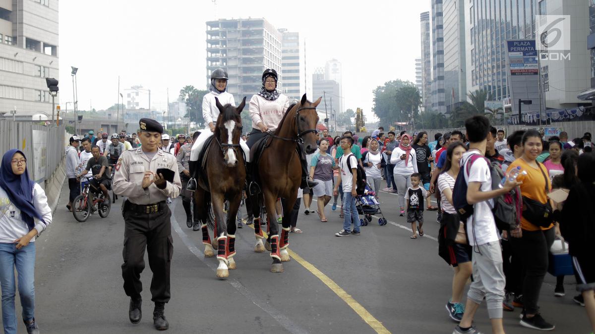 FOTO: Serunya Menunggangi Kuda Milik Pasukan Polisi di Arena Car Free ...