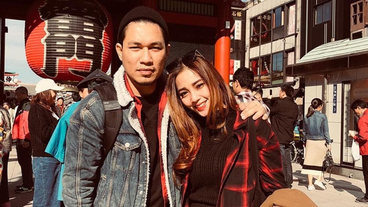 Dikaruniai Anak Pertama, Ini 7 Momen Manis Perjalanan Cinta Rizal ...