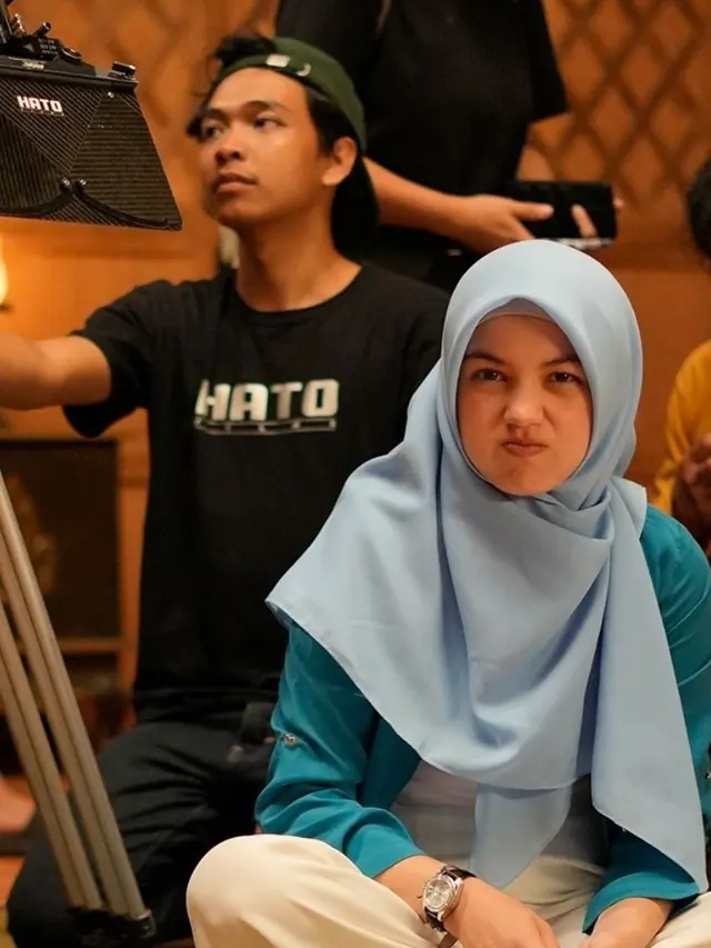 7 Potret Saskia Chadwick Berhijab, Perankan Zoya di film ‘Tak Kenal Maka Taaruf’ - Hot Liputan6.com