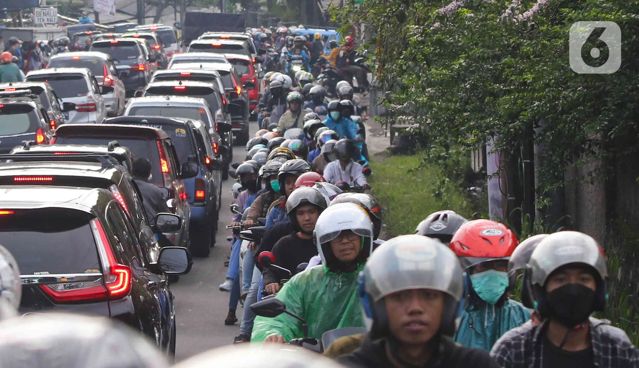 FOTO: Penampakan Ramainya Jalan Raya Puncak - Foto Liputan6.com