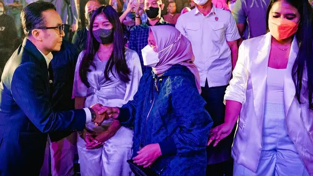 6 Potret Kedekatan Erina Gudono dan Keluarga Kaesang Pangarep, Akrab dengan Ibu Iriana - Hot ...