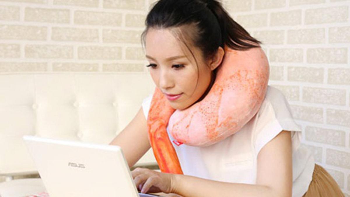 Cute, Bantal Udang Ini Bikin Tidur Kamu Makin Nyenyak (Tapi Awas Ngiler Ya)