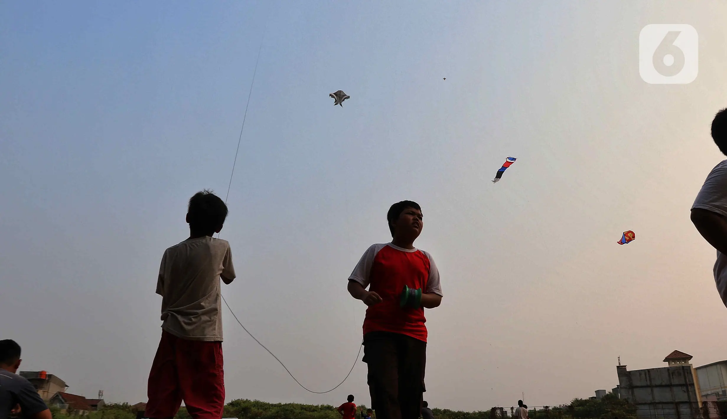 Keseruan Bermain Layangan Koang di Musim Kemarau - Foto Liputan6.com