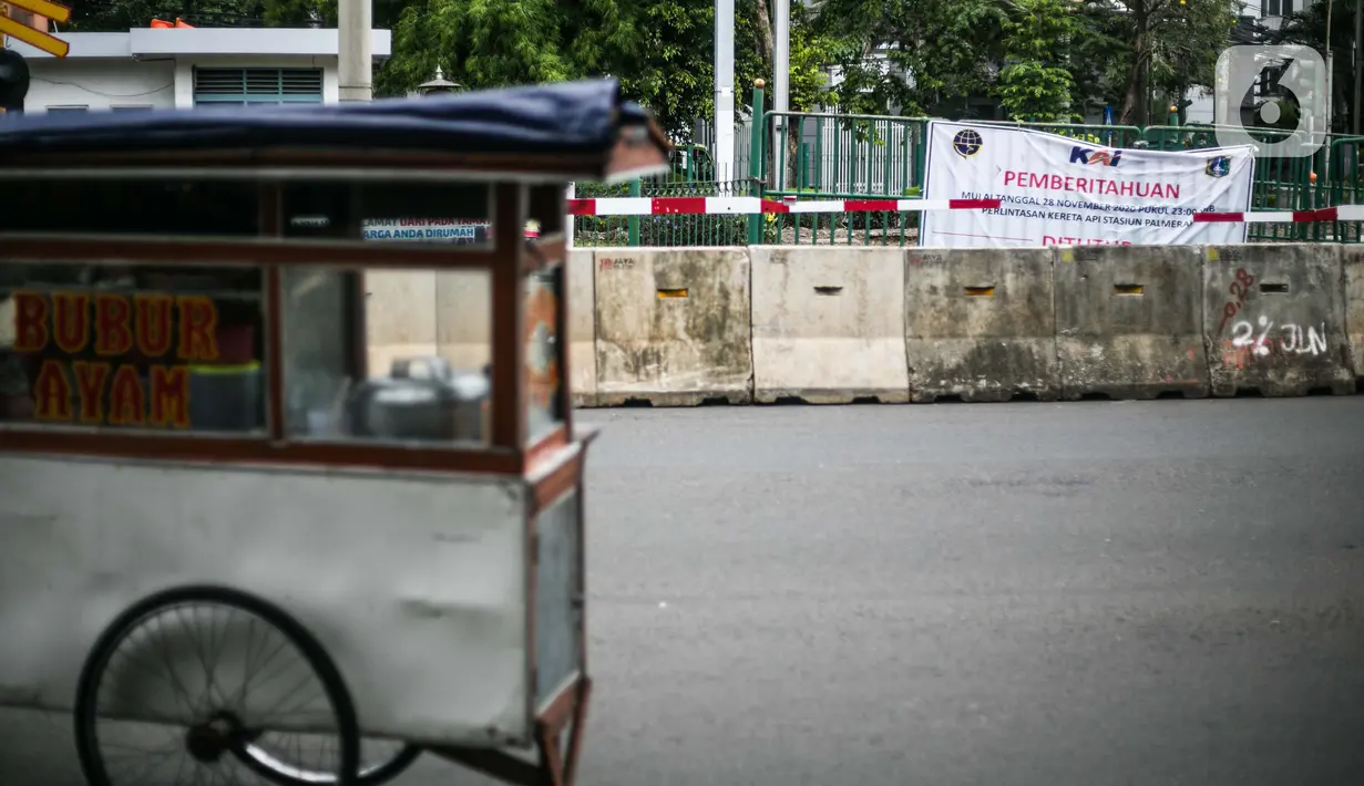 FOTO: Penutupan Perlintasan Kereta Api Sebidang di Stasiun Palmerah - Foto Liputan6.com