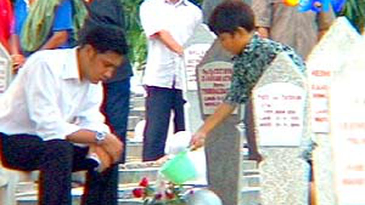 Tengku Rafli Berziarah dengan Rasya - ShowBiz Liputan6.com