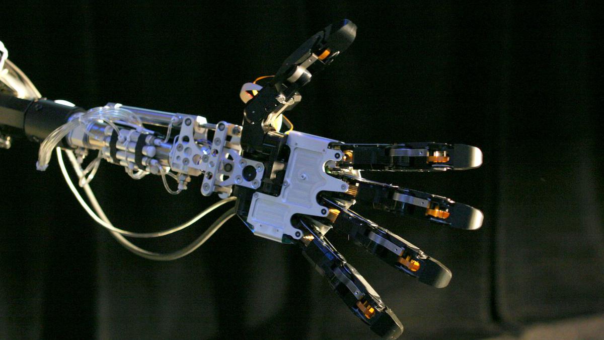 Mahasiswa ITB Ciptakan Robot Tangan yang Digerakkan Pikiran