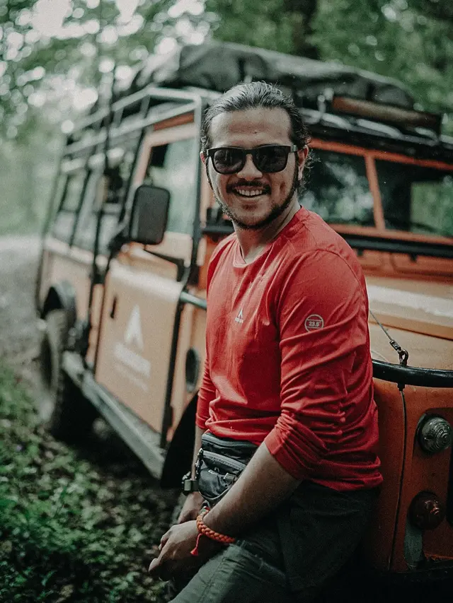 7 Gaya Ramon Y Tungka Tampil Keren Saat Berpetualang di Alam - Surabaya ...