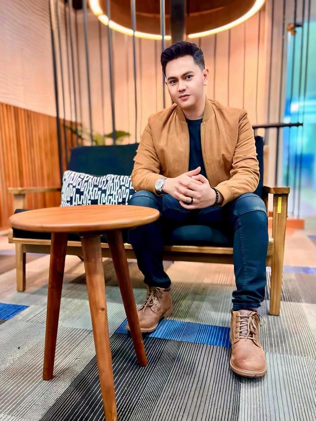 Celana Jeans dan Sepatu, Ini Kombinasi Terbaik untuk Pria yang Mau ...