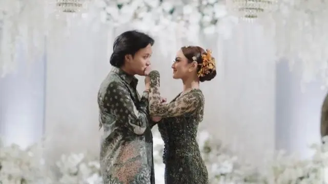 Rizky Febian Posting Momen Pemotretan Bersama Mahalini Pakai Latar Biru ...