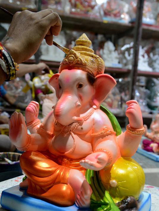 FOTO: Melihat Pembuatan Patung Dewa Ganesha Jelang Festival Ganesh ...