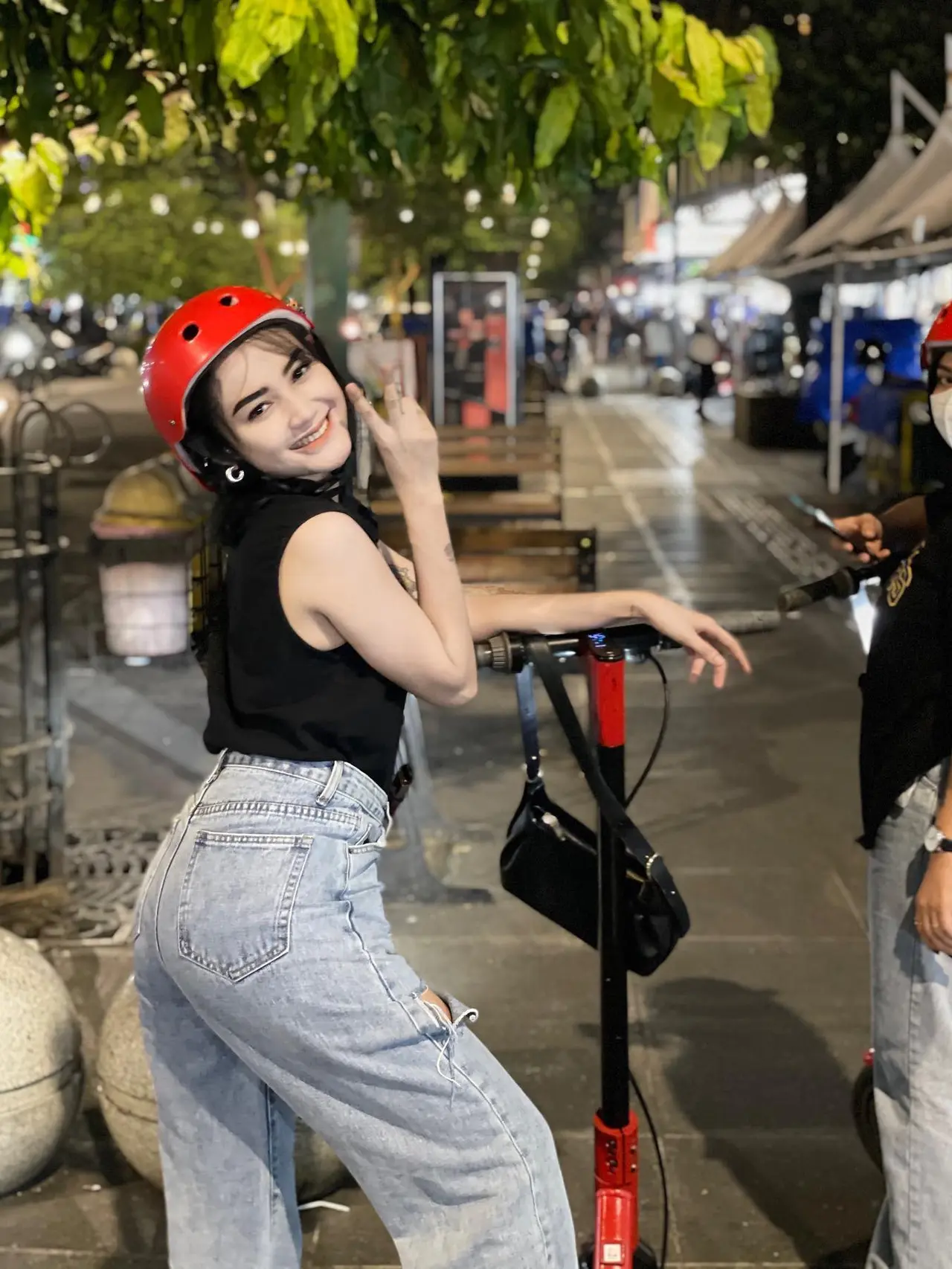 6 Momen Seru Liburan Penyanyi Dangdut Arlida Putri, Pantai Hingga Naik ...