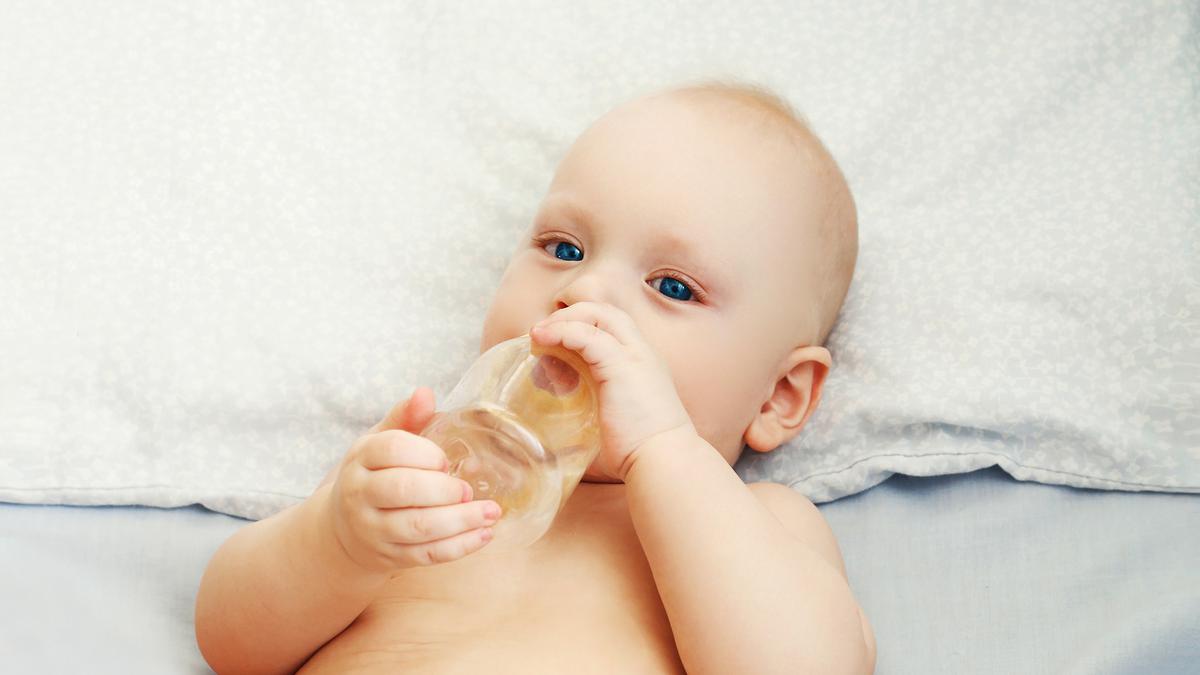 Ini Usia Terbaik Bayi Boleh Minum Air Putih