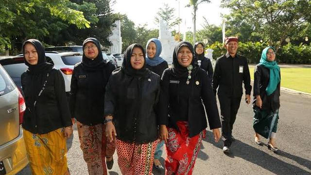 Ipuk Berbusana Adat Using Peringati Hari Sumpah Pemuda - Surabaya ...