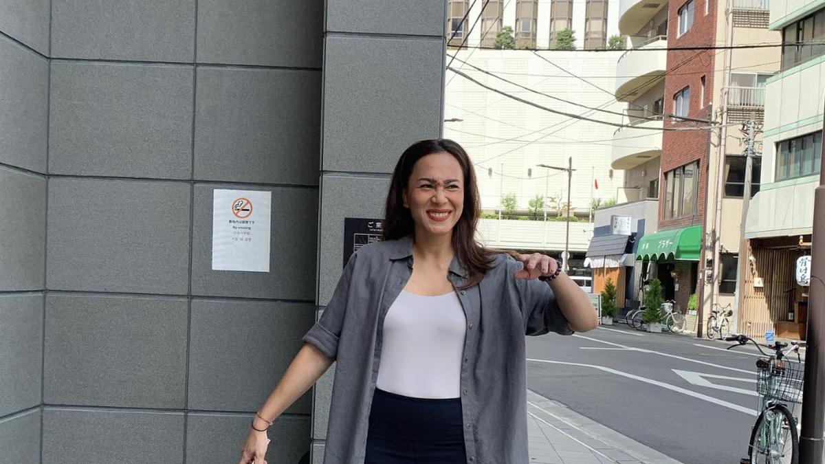 6 Potret Gaya Fashion Fit Mama Inong Ayu, Istri Abimana yang Hamil di ...