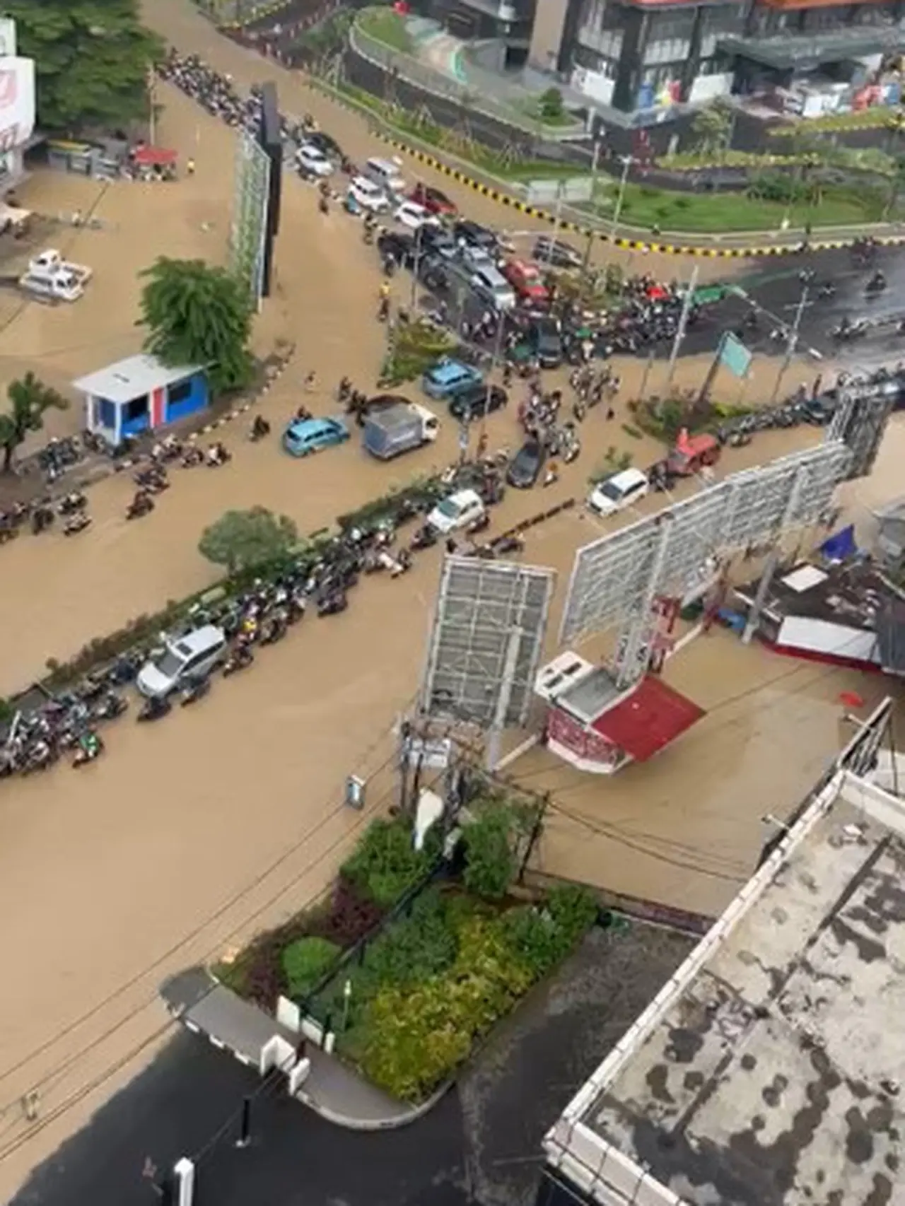 Lalu Lintas di Depan Mal Pakuwon Bekasi Tergenang Banjir, Kendaraan Sulit Bergerak - News ...