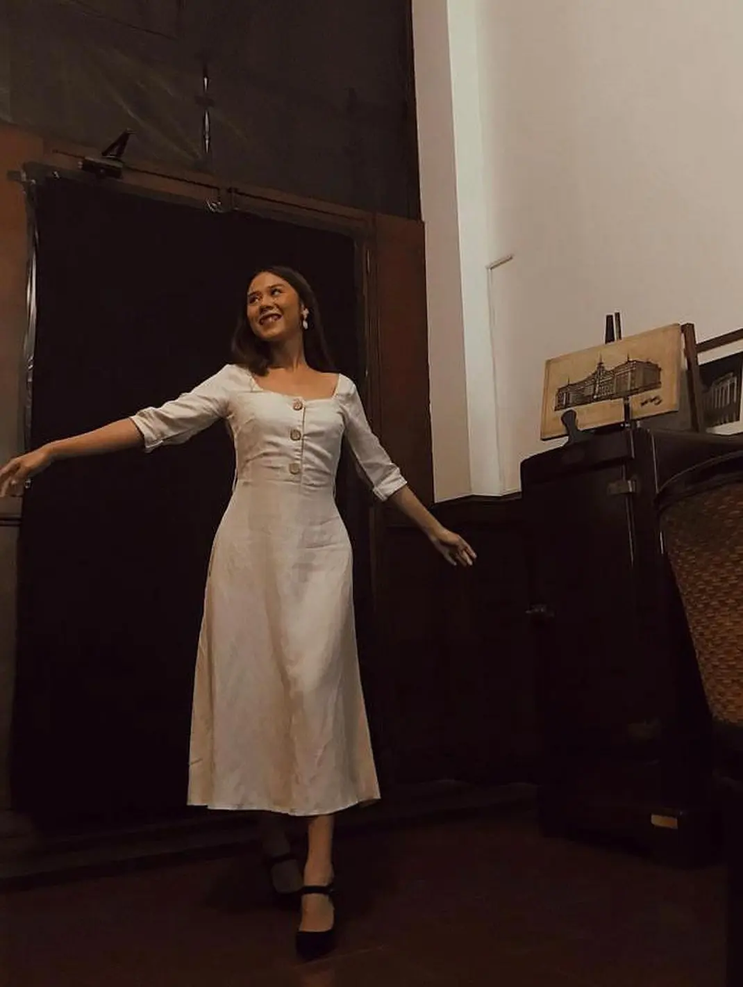 8 Potret Nadin Amizah yang Kerap Tampil Anggun dengan Dress Vintage ...