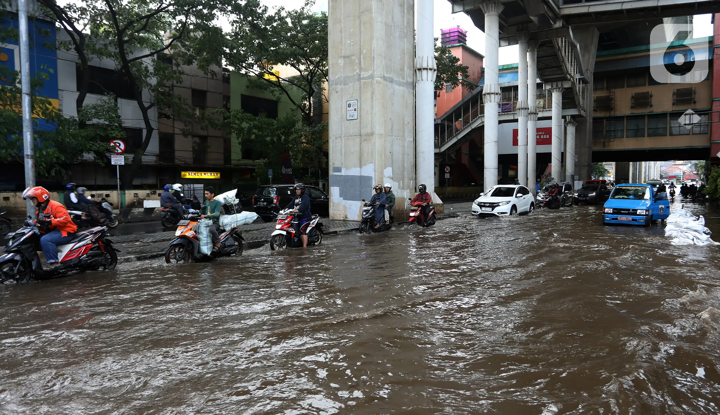 Hujan Deras, Jalan Ciledug Raya Banjir - Foto Liputan6.com