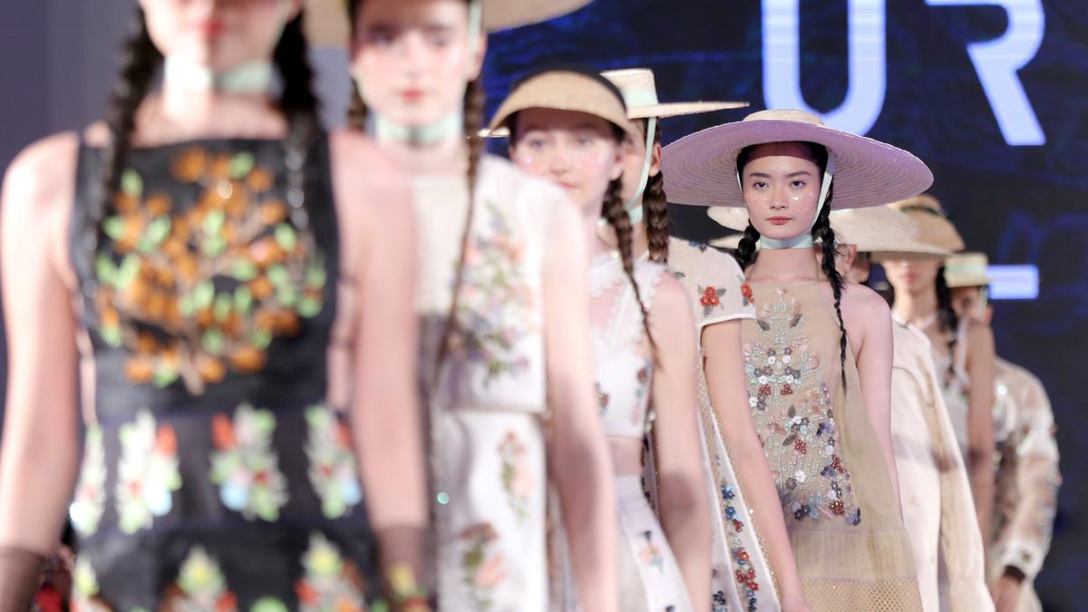 Mel Ahyar, Priyo Oktaviano dan Tri Handoko Ramaikan Panggung Mode ...