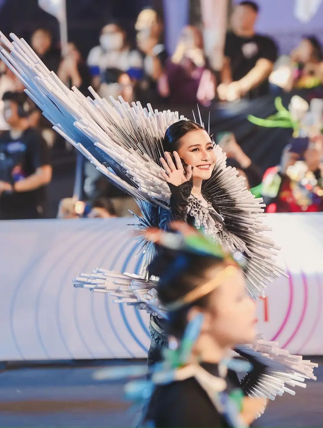 8 Potret Prilly Latuconsina di JFC 2023 Kenakan Kostum Sedotan Bekas ...