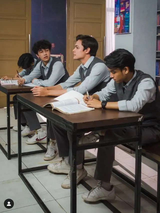 6 Potret Bryan Andrew Pemeran Si Ganteng Tristan di Lokasi Syuting Mega ...