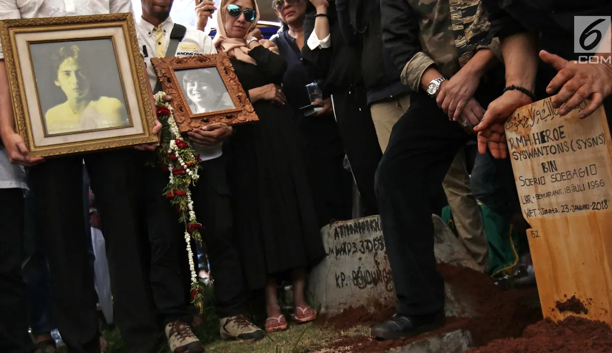 FOTO: Tangis Duka dan Taburan Bunga di Pusara Sys NS - Foto Liputan6.com