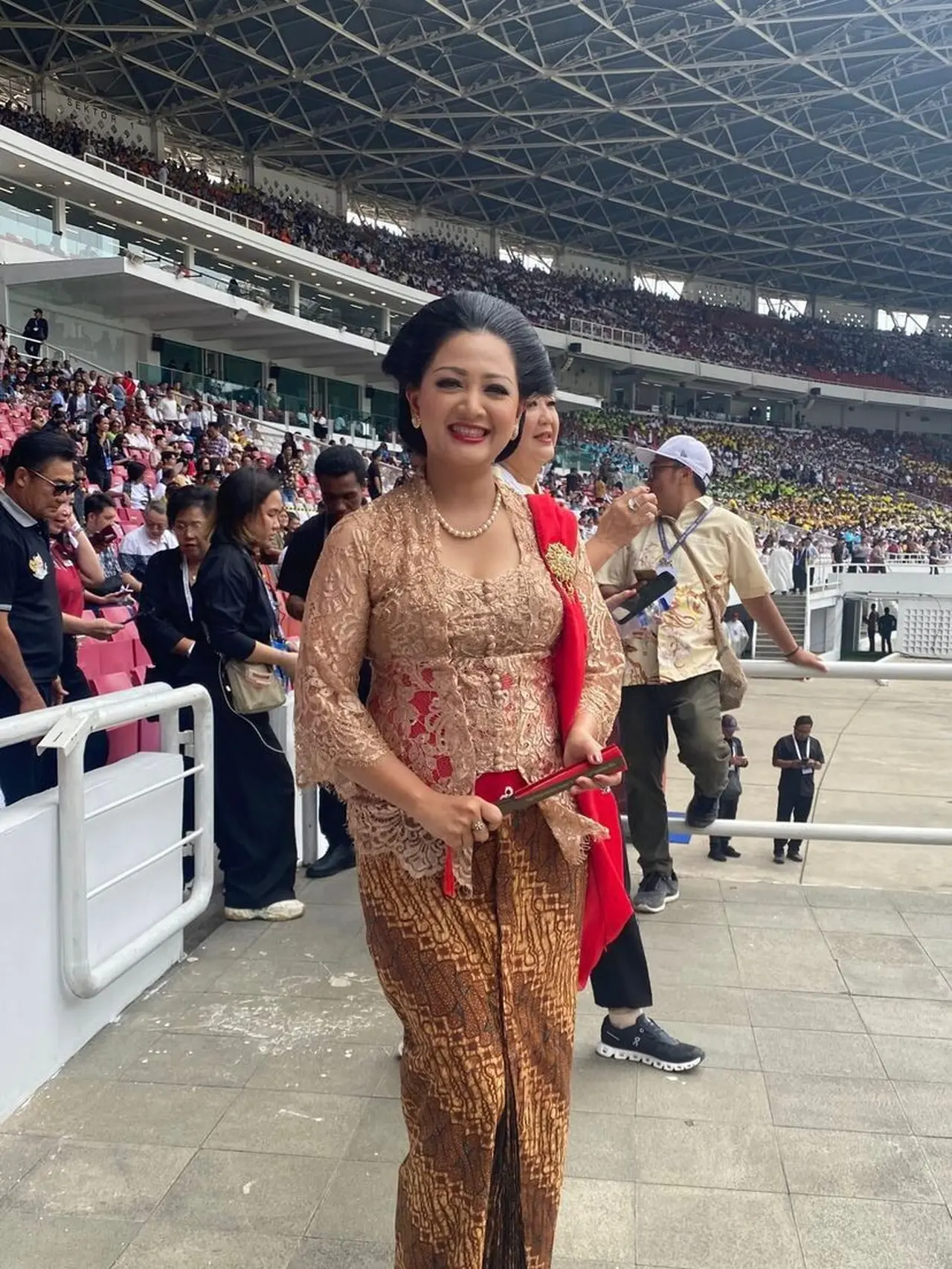 4 Gaya Artis Ikuti Misa Akbar Paus Fransiskus di Stadion GBK, Lyodra Ginting hingga Angel ...